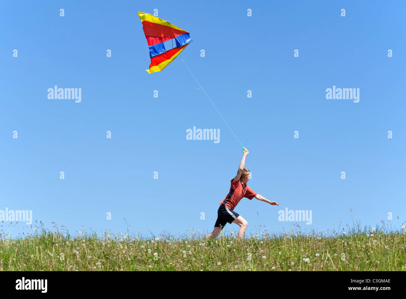 young boy flying a kite Stock Photo - Alamy