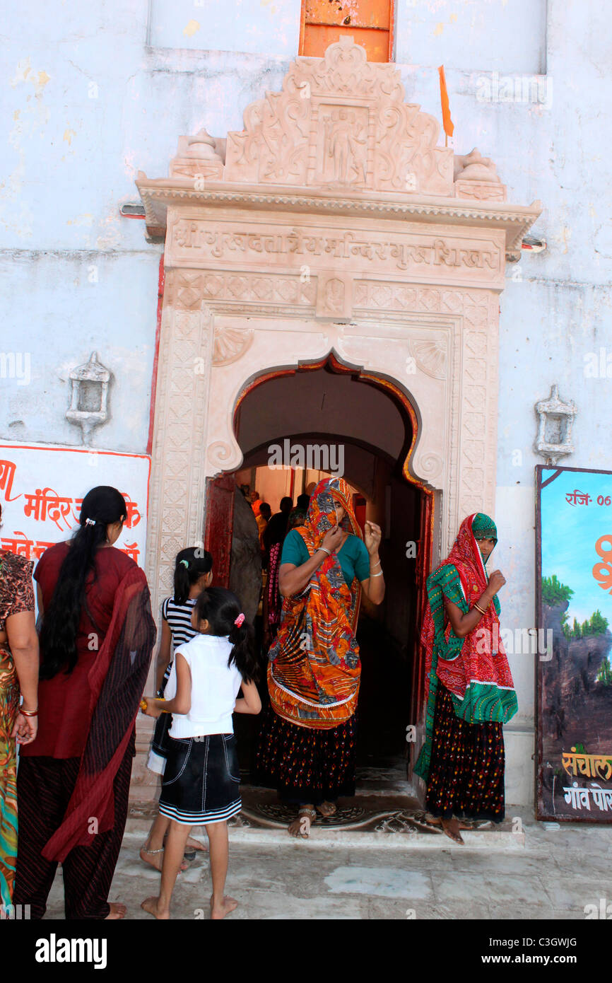 women and children in a hindu temple Stock Photo - Alamy