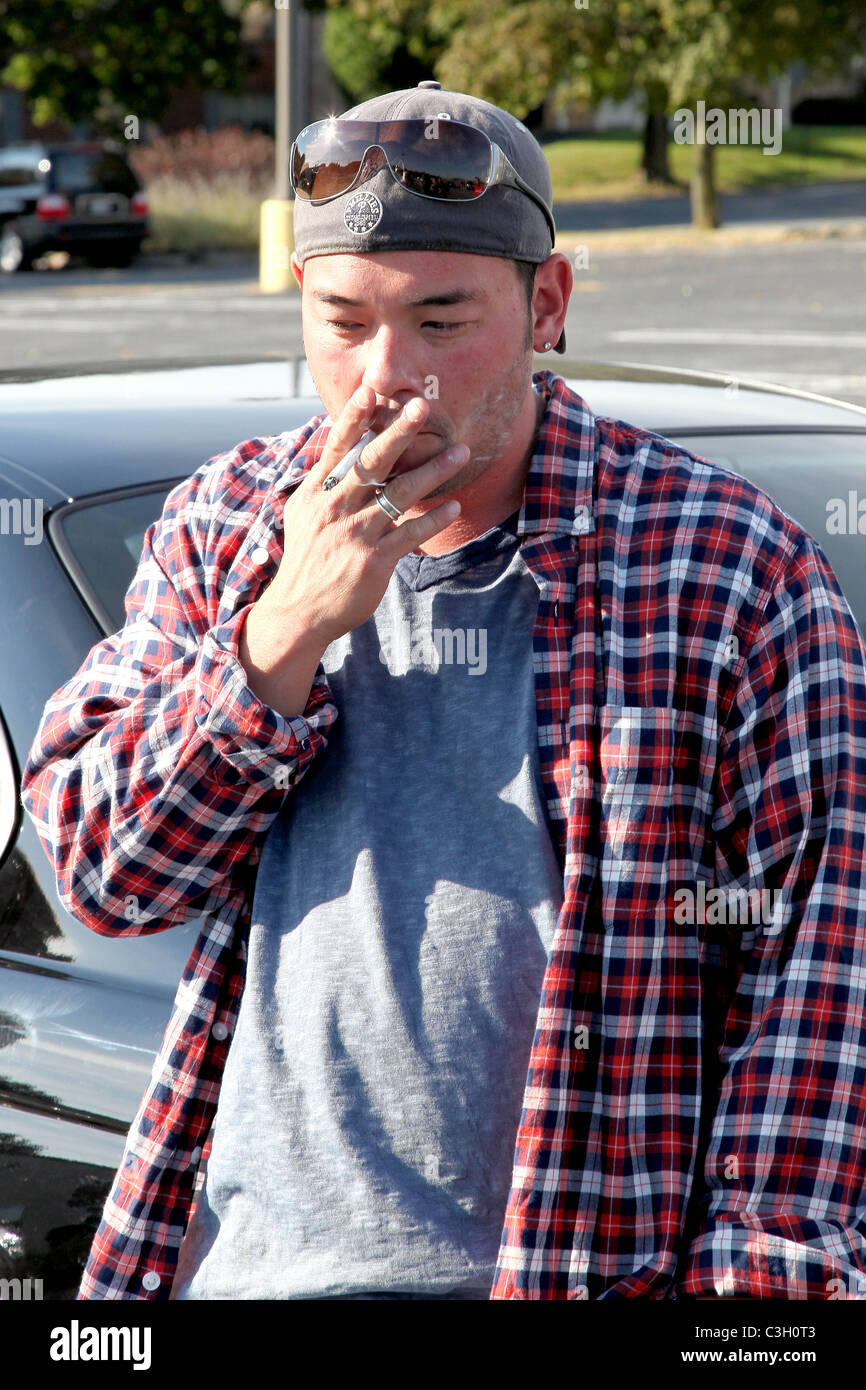 Jon Gosselin smokes a cigarette in front of photographers while waiting ...