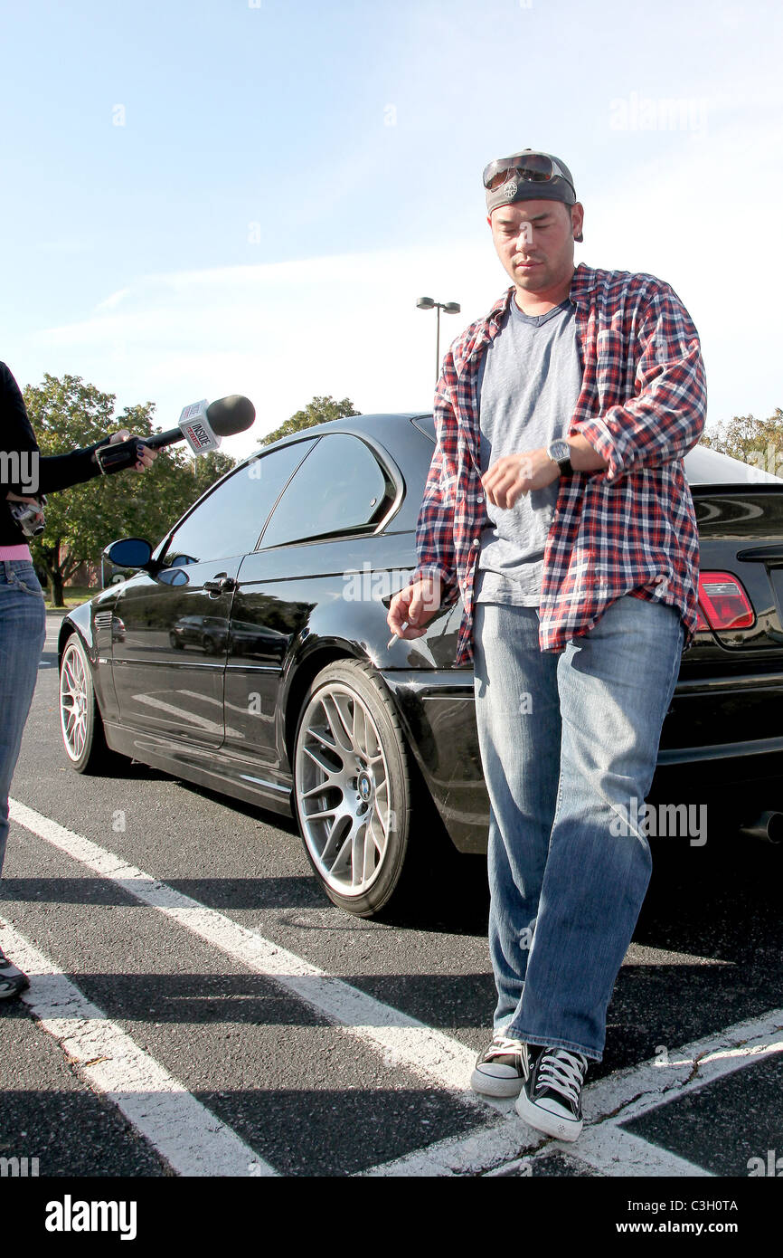 Jon Gosselin smokes a cigarette in front of photographers while waiting ...