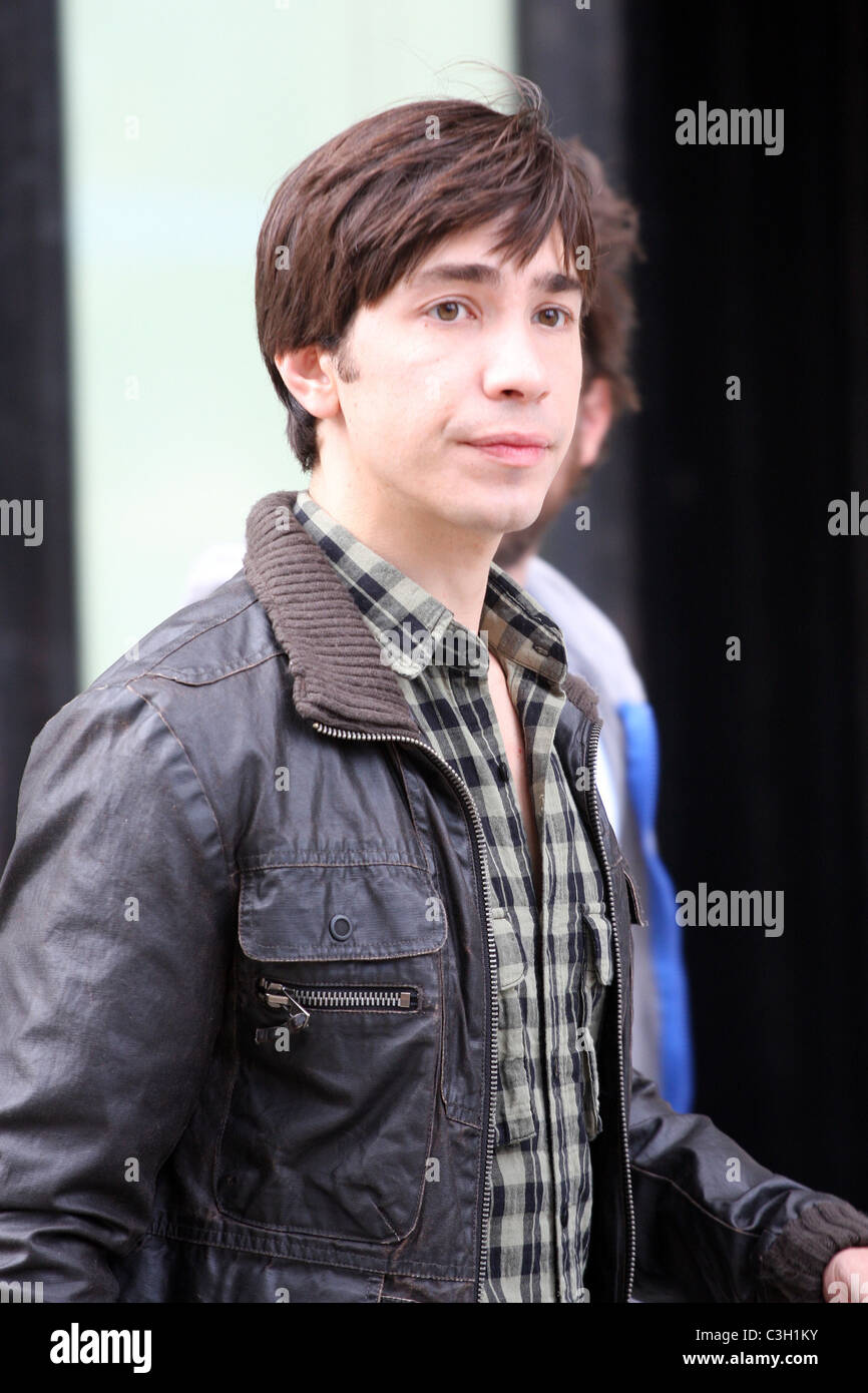 Justin Long filming on the set of his new movie 'Going The Distance' in ...