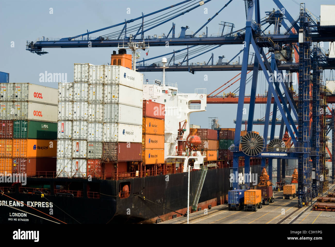 Mexico.Veracruz.Loading containers at the Port of Veracruz Stock Photo ...