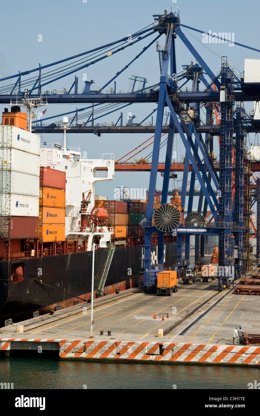 Mexico.Veracruz.Loading containers at the Port of Veracruz Stock Photo ...