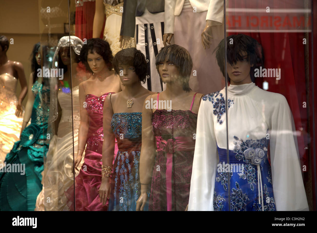 Shop window mannequins hi-res stock photography and images - Alamy