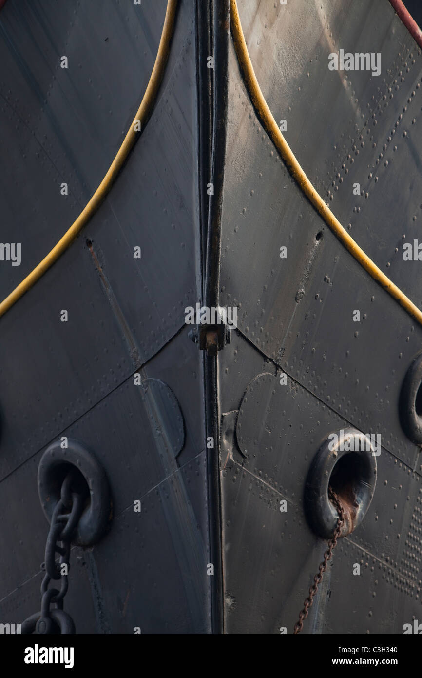 Bow ship anchor hi-res stock photography and images - Alamy