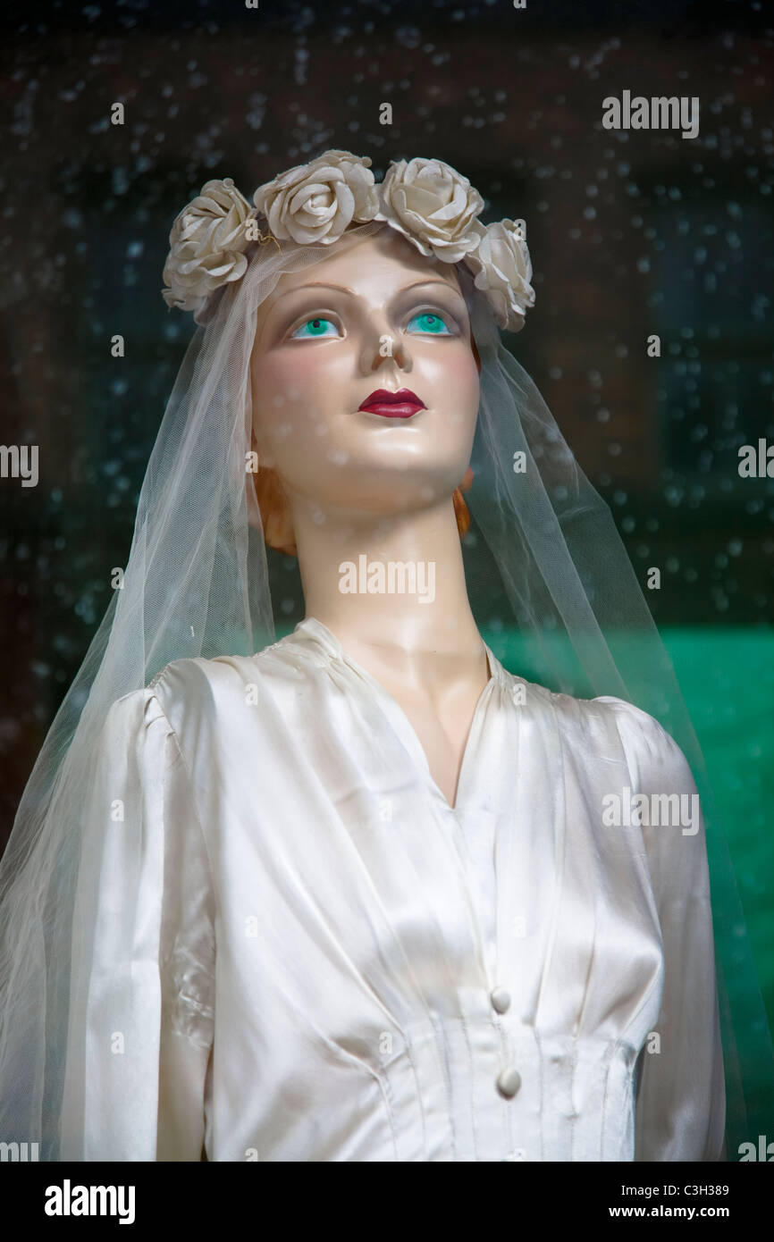 Manikin of Bride in shop window Stock Photo - Alamy