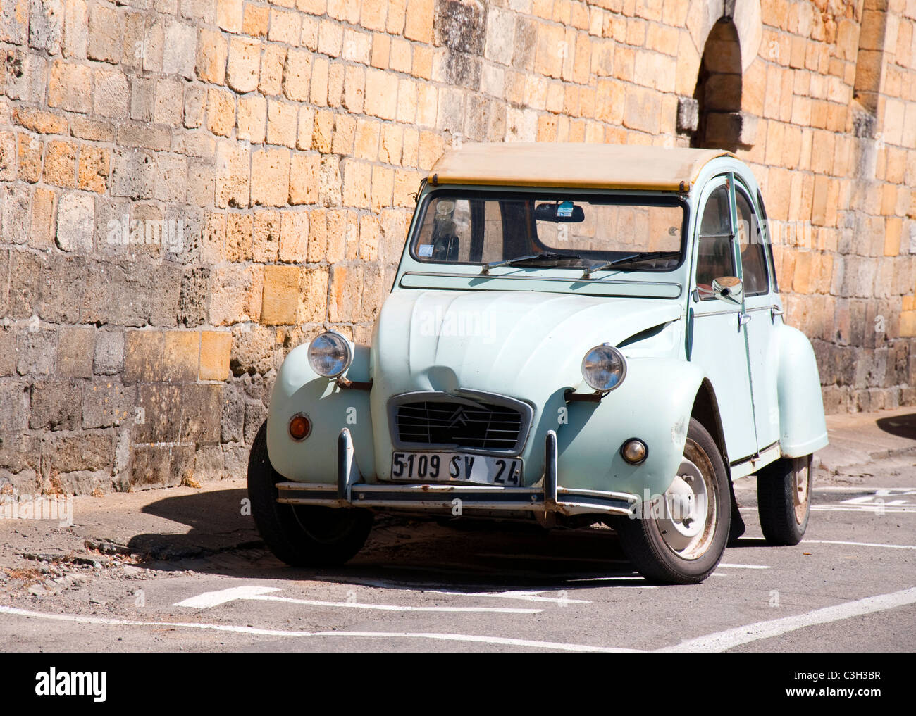 Citreon 2cv taxi hi-res stock photography and images - Alamy