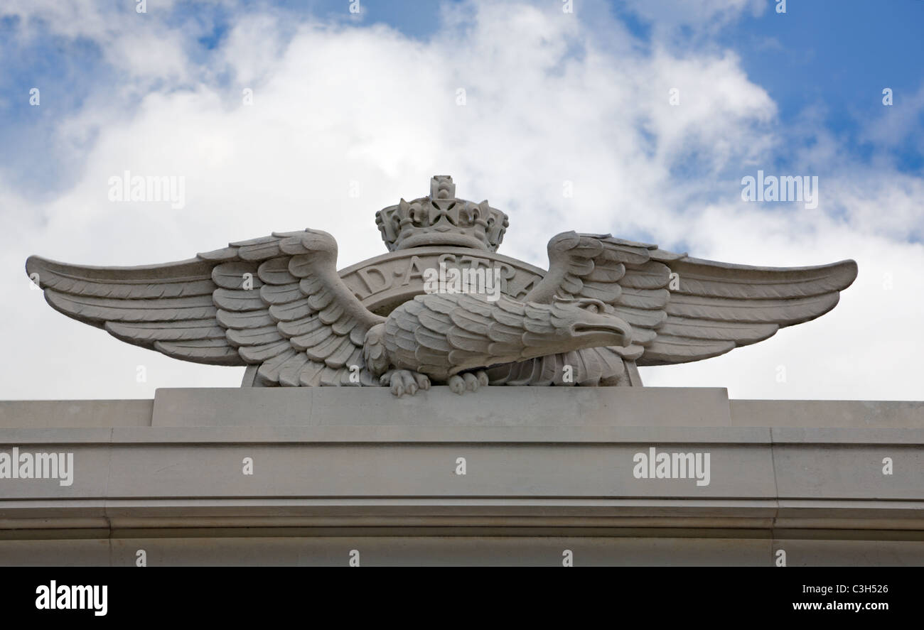 Air Forces Memorial Runnymede - RAF Eagle Guarding Entrance - Per Ardua ...