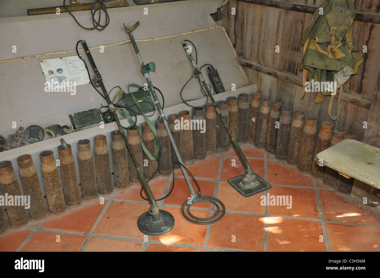 Mine detectors hi-res stock photography and images - Alamy