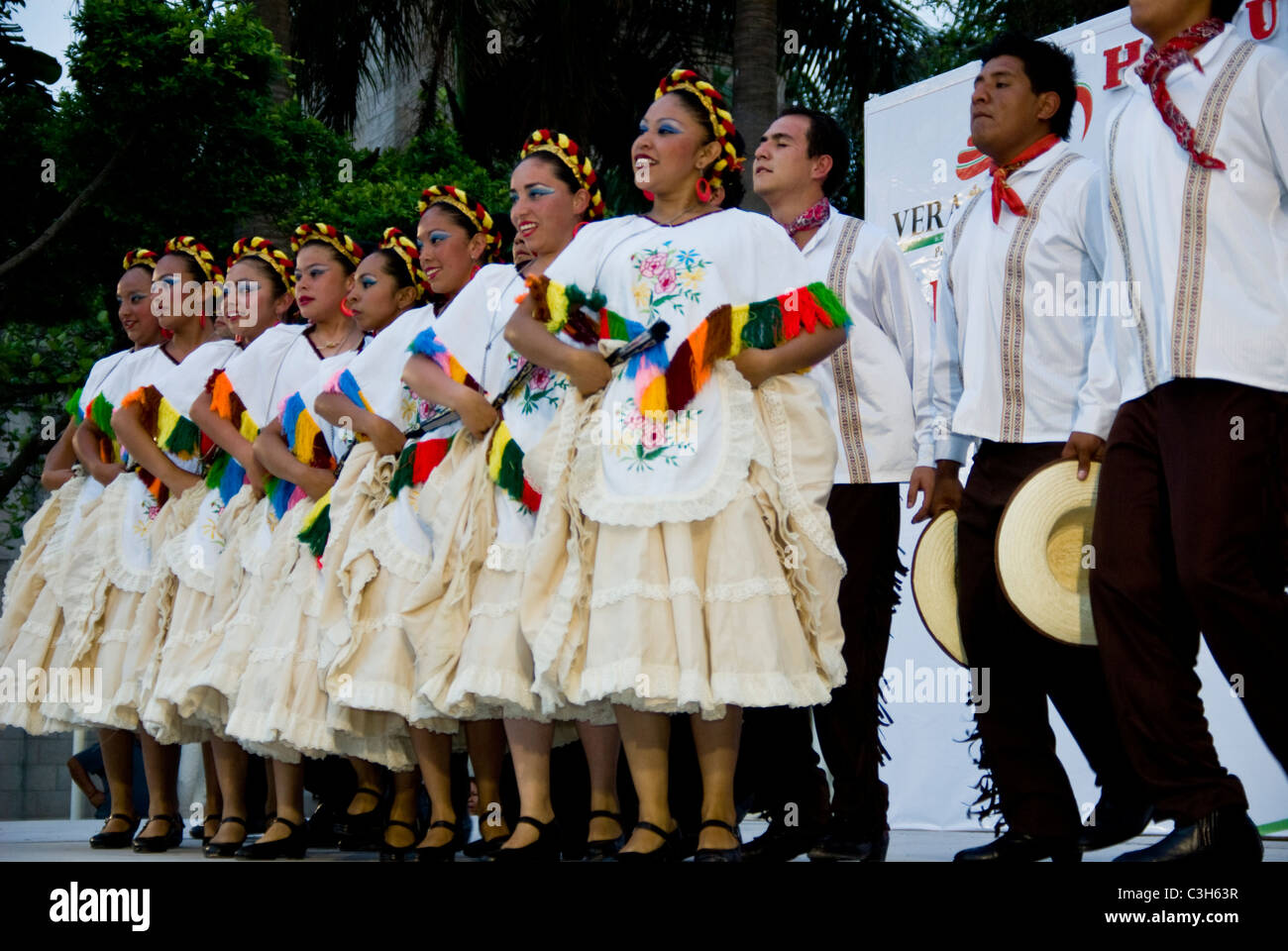Mexican folk dance hi-res stock photography and images - Alamy