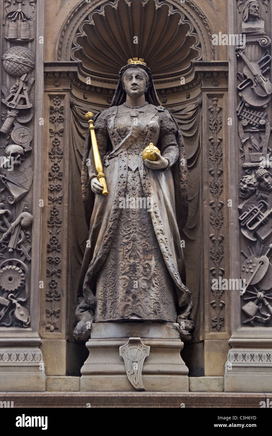 London Statue of Queen Victoria on the City of London boundary marker ...