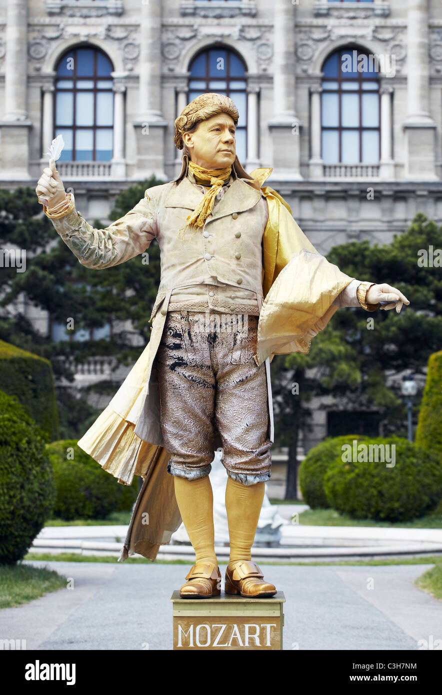 Austria vienna street performer hi-res stock photography and images - Alamy