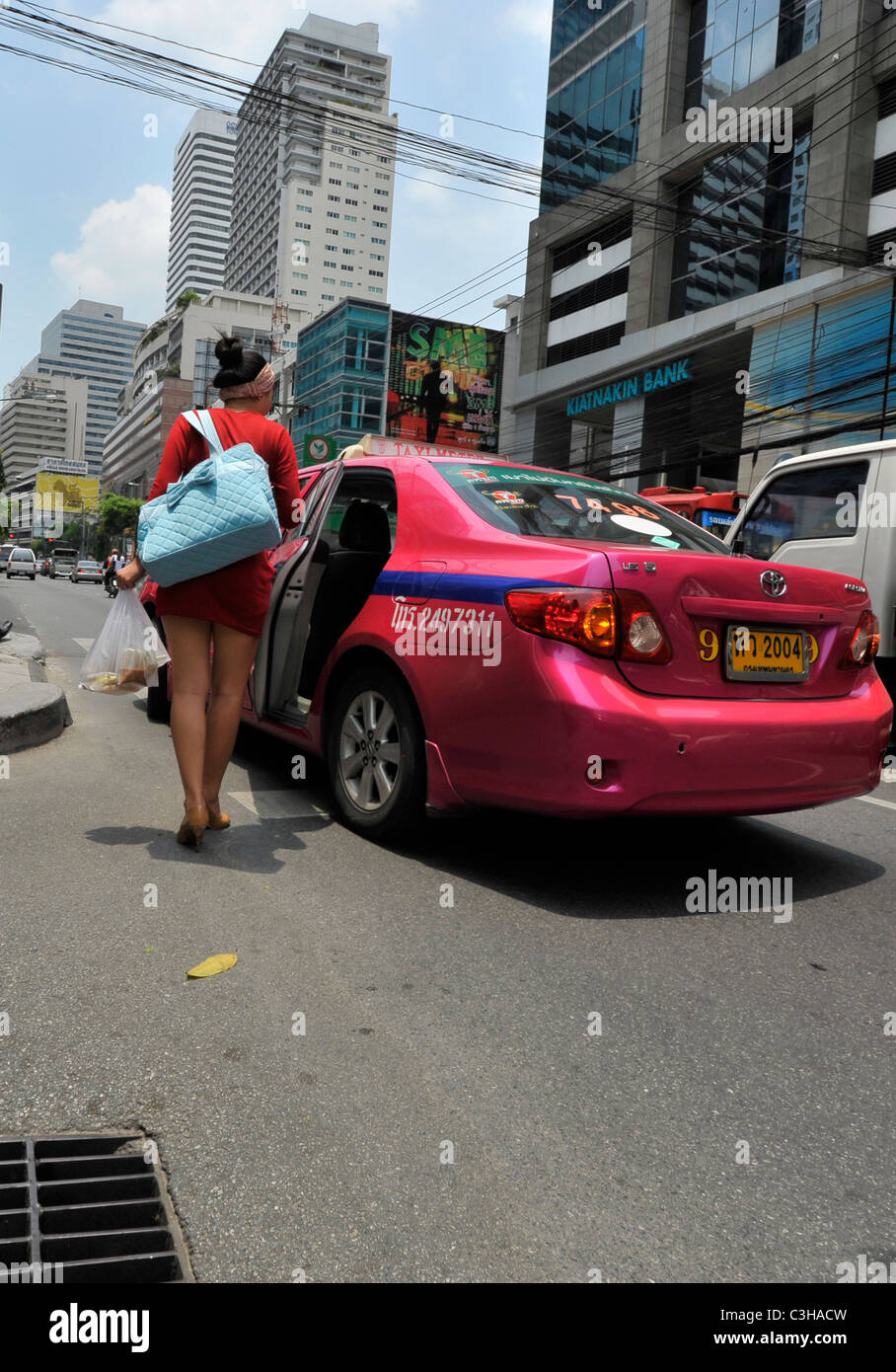thai lady getting into pink coloured taxi, street scene , bangkok ...