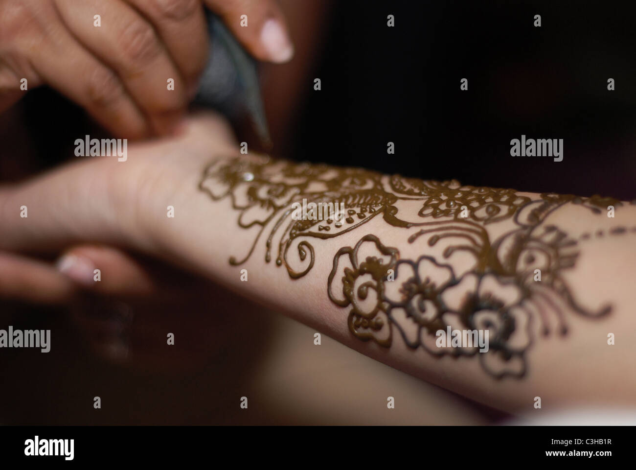 Artist appliyng henna artwork to the forearm of a Muslim bride Stock ...