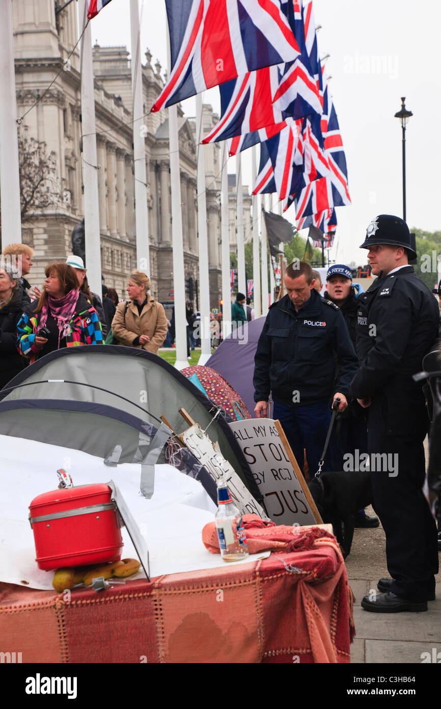 Parliament Square, London, England, UK. Metropolitan police checking ...