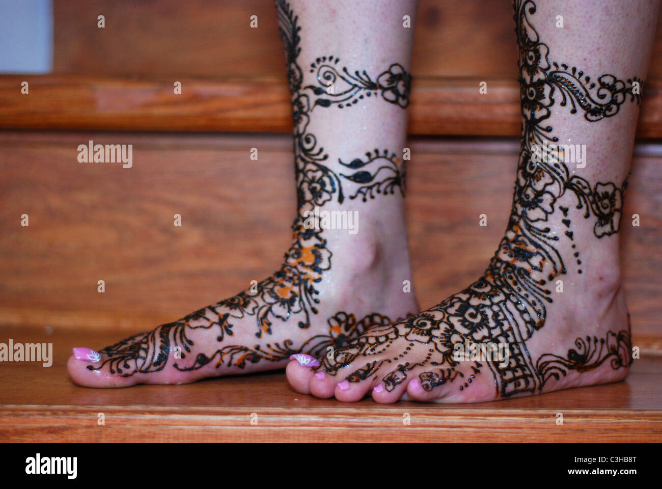 Bride's Feet Decorated with Mehndi Artwork Stock Photo - Alamy