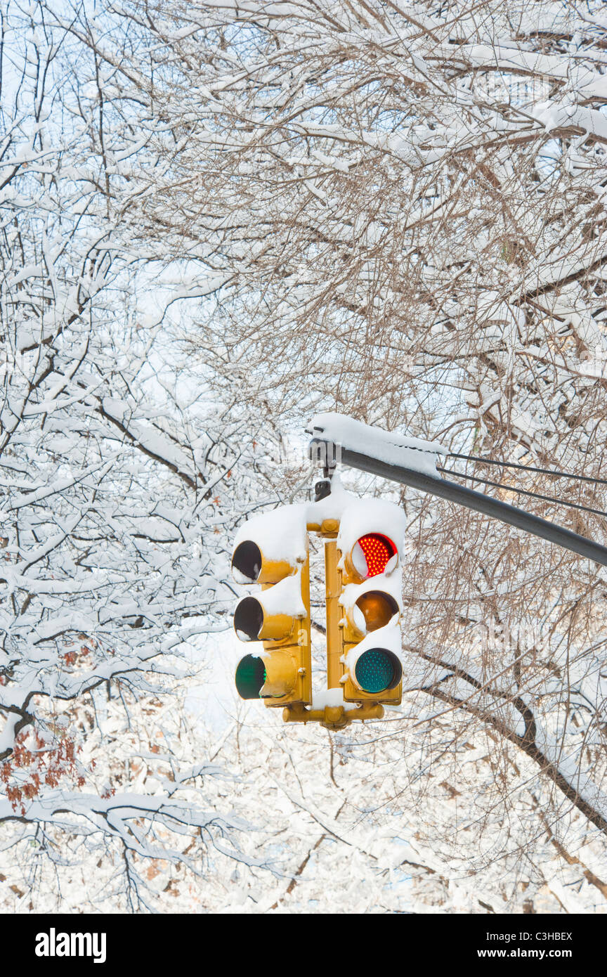 Traffic lights in snow hi-res stock photography and images - Alamy