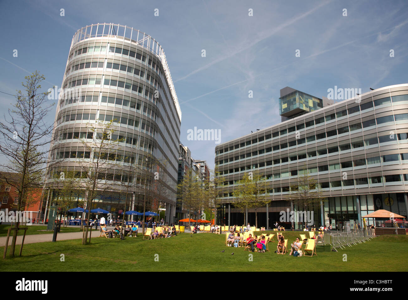 Residents and office workers enjoying the sun in Spinningfields ...