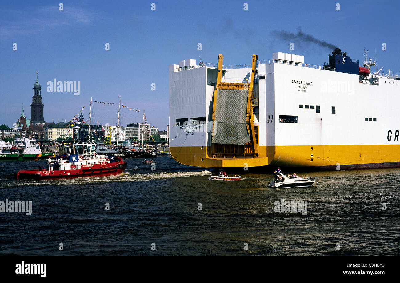 Grimaldi's Grande Congo passes Überseebrücke upon arrival in the port ...