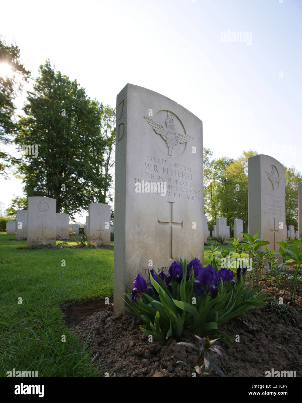 Commonwealth War Graves Commission cemetery of the fallen during World ...