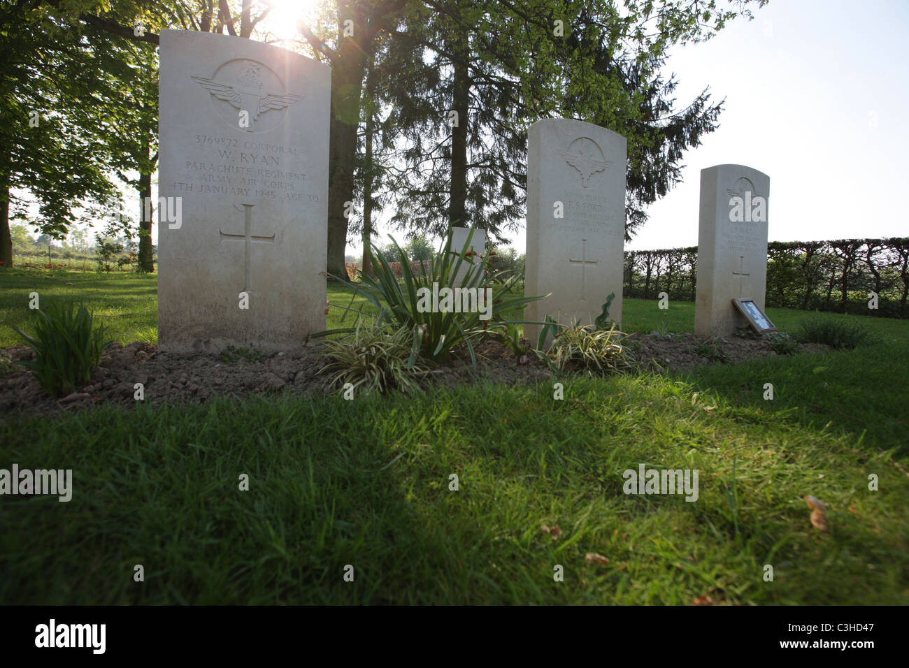 Commonwealth War Graves Commission cemetery of the fallen during World ...