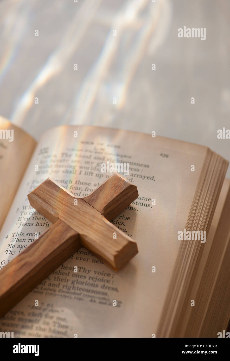 Bible and cross hi-res stock photography and images - Alamy