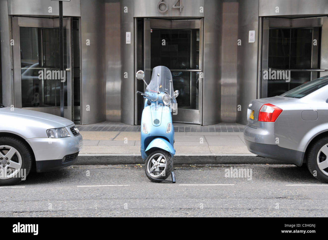 Space between cars hi-res stock photography and images - Alamy