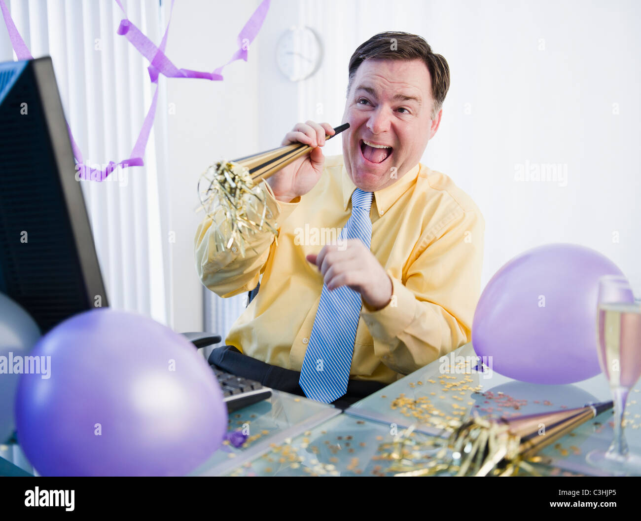 The office party hi-res stock photography and images - Alamy