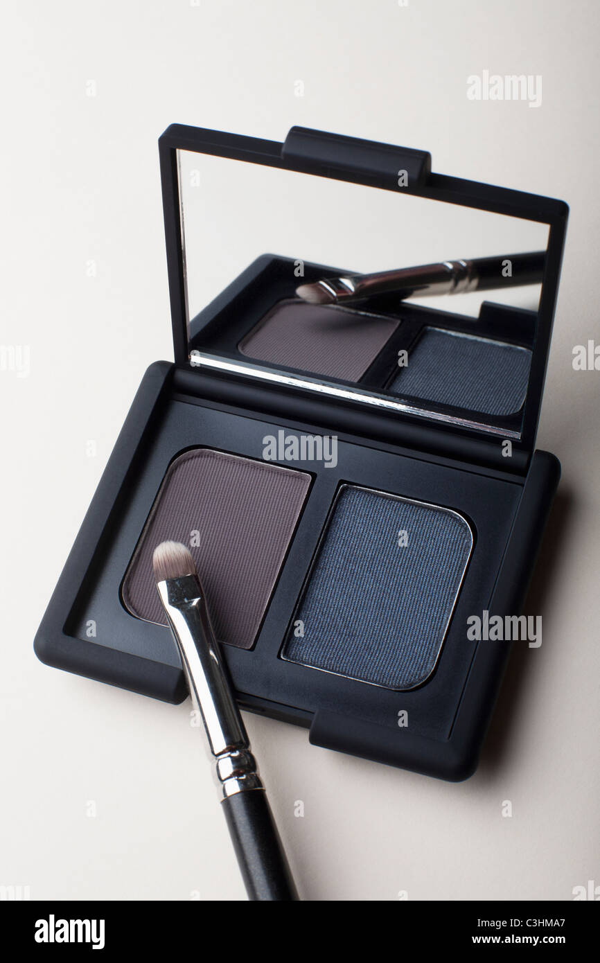 Powder compact with small brush Stock Photo - Alamy