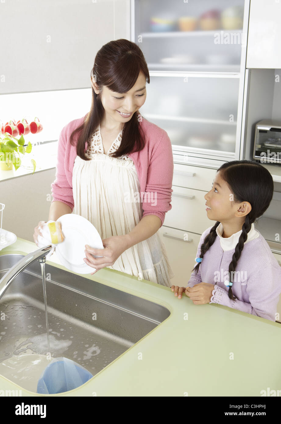 Mother and daughter washing dishes Stock Photo - Alamy