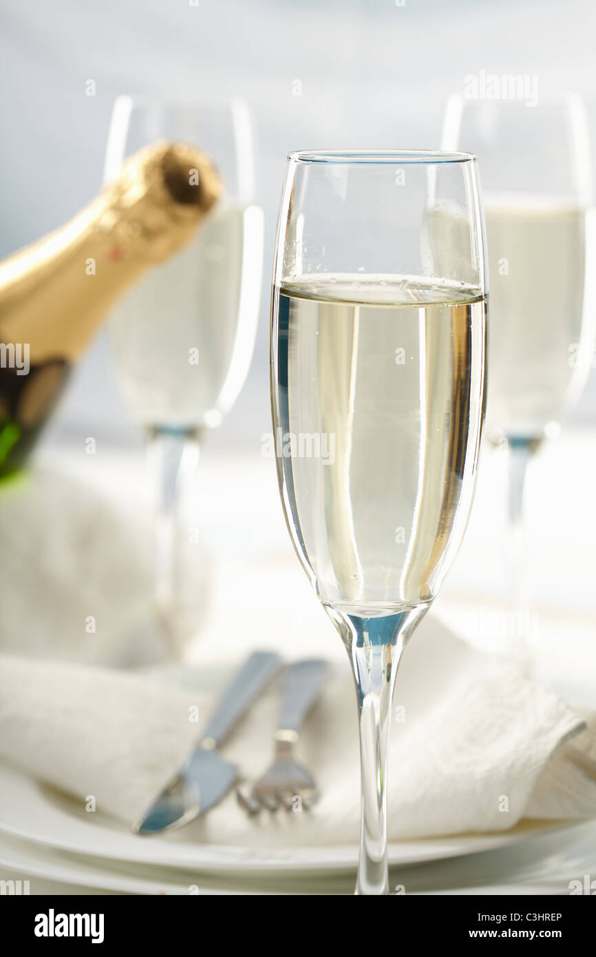 Champagne bucket with cloth hi-res stock photography and images - Alamy
