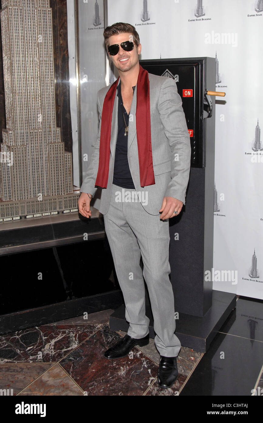 Robin Thicke Denise Rich and Robin Thicke light the Empire State ...