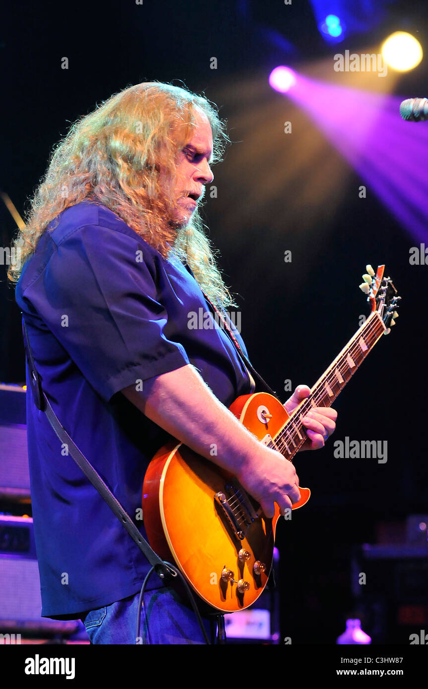 Warren Haynes The Allman Brothers Band performing at the Seminole Hard ...