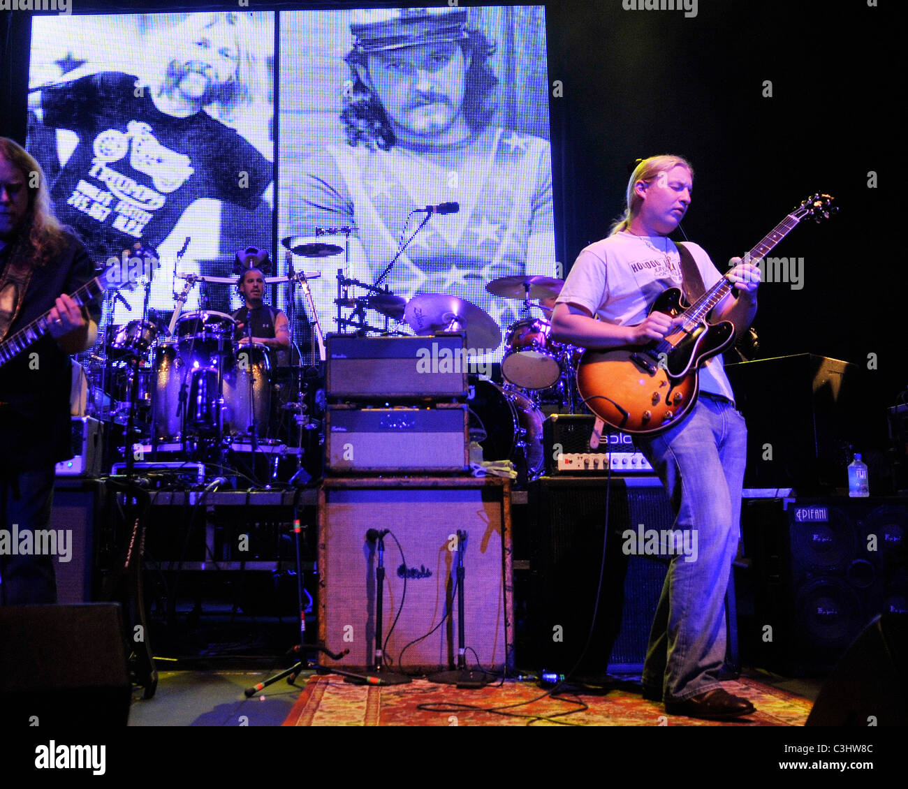 Derek Trucks The Allman Brothers Band performing at the Seminole Hard ...