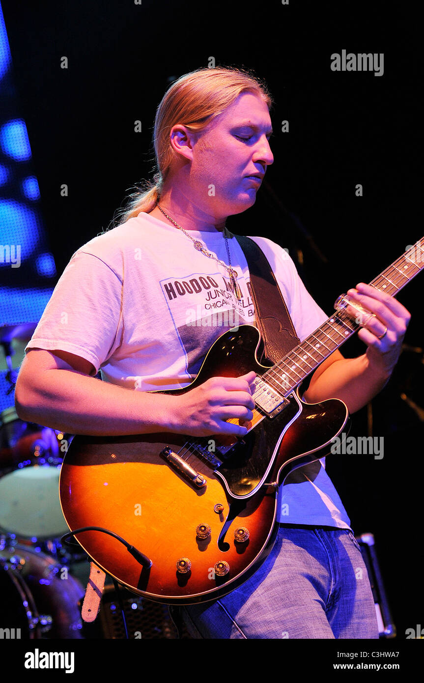Derek Trucks The Allman Brothers Band performing at the Seminole Hard ...