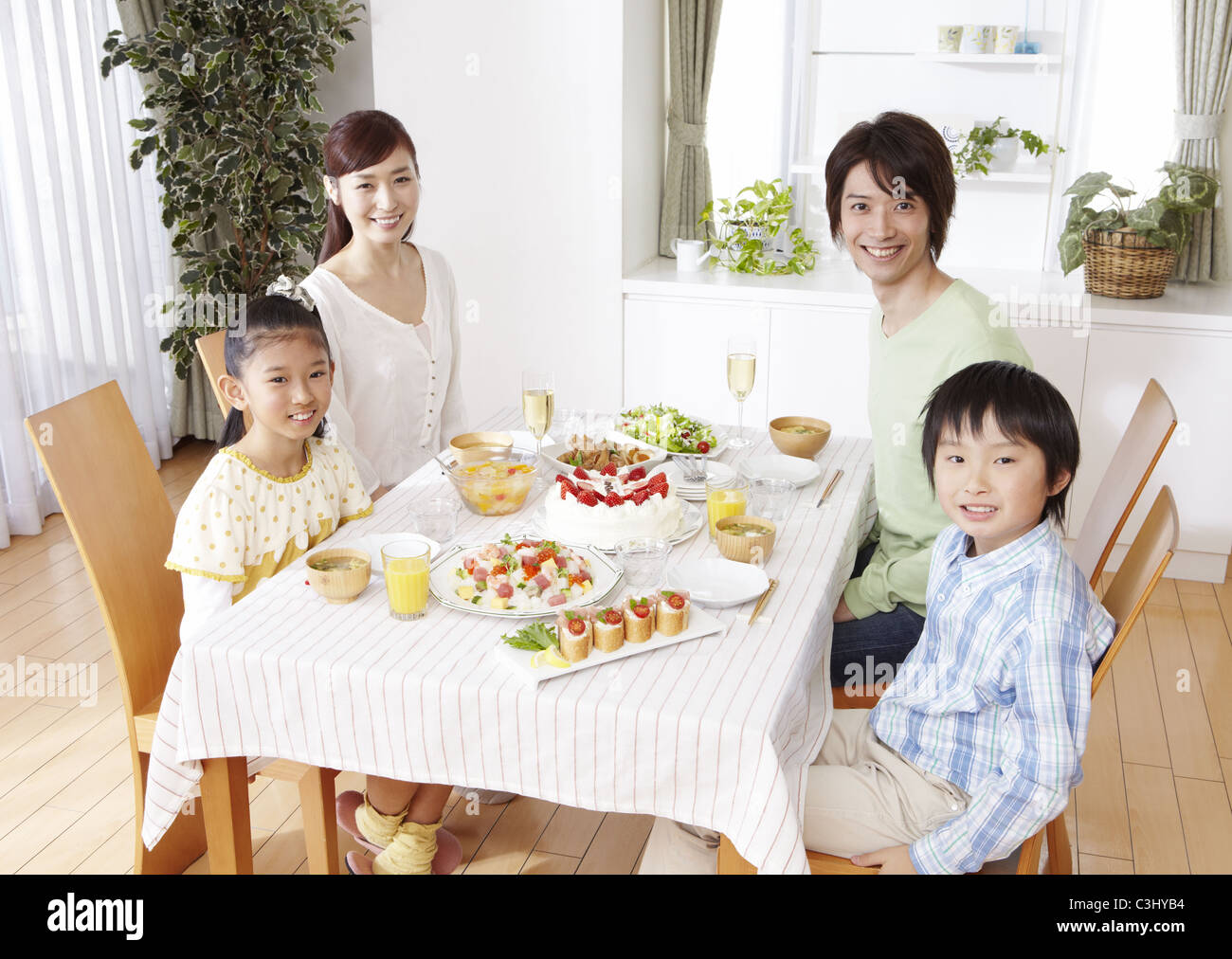 Kids at a birthday party hi-res stock photography and images - Alamy
