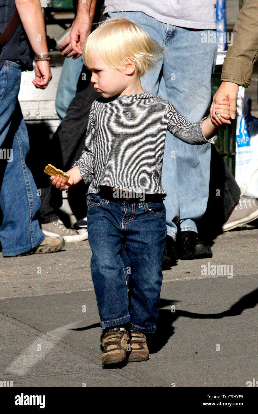 Alexander 'Sacha' Pete Schreiber walking in Soho with his mother Naomi ...
