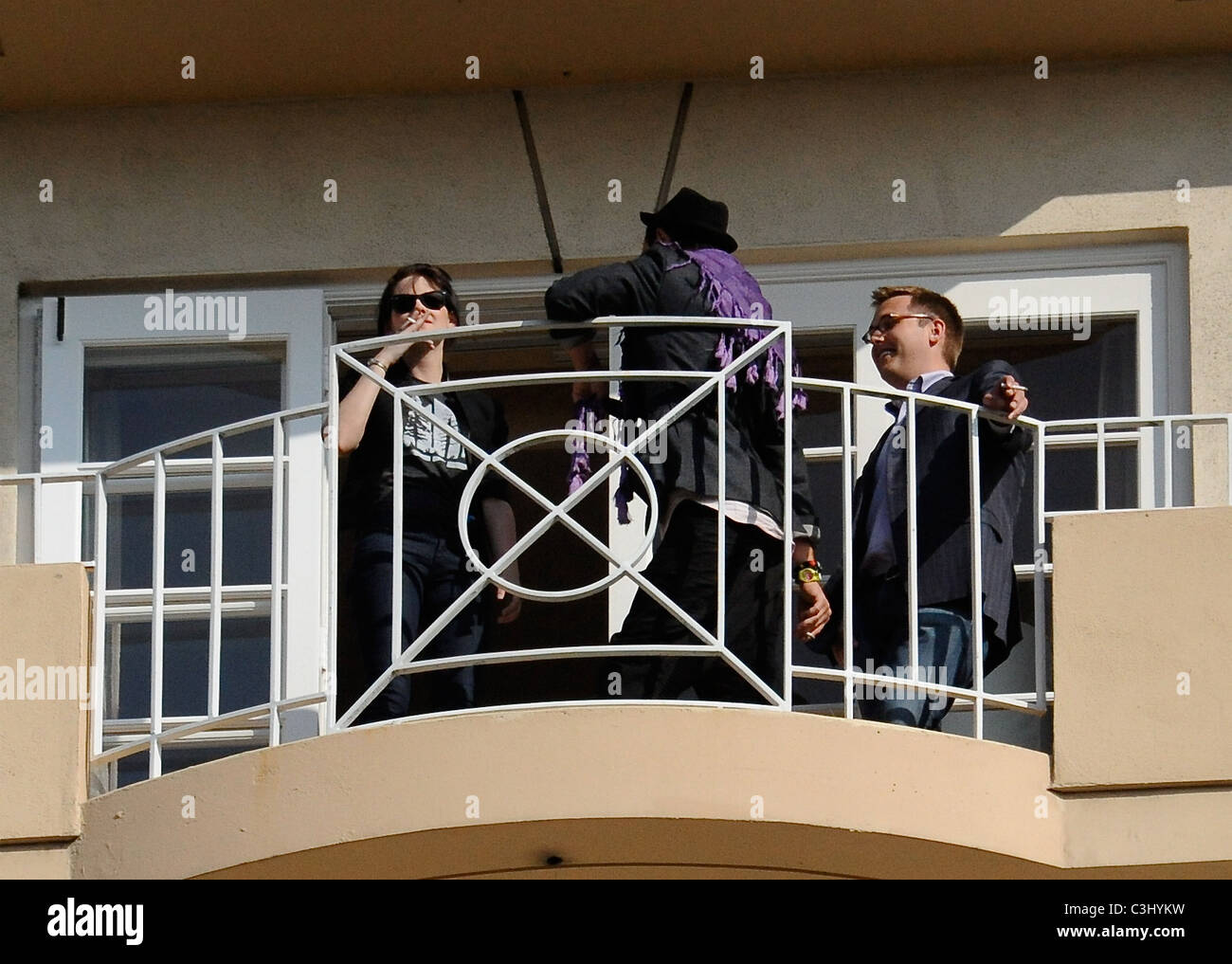 Twilight' star Kristen Stewart smoking on a balcony with friends at the ...