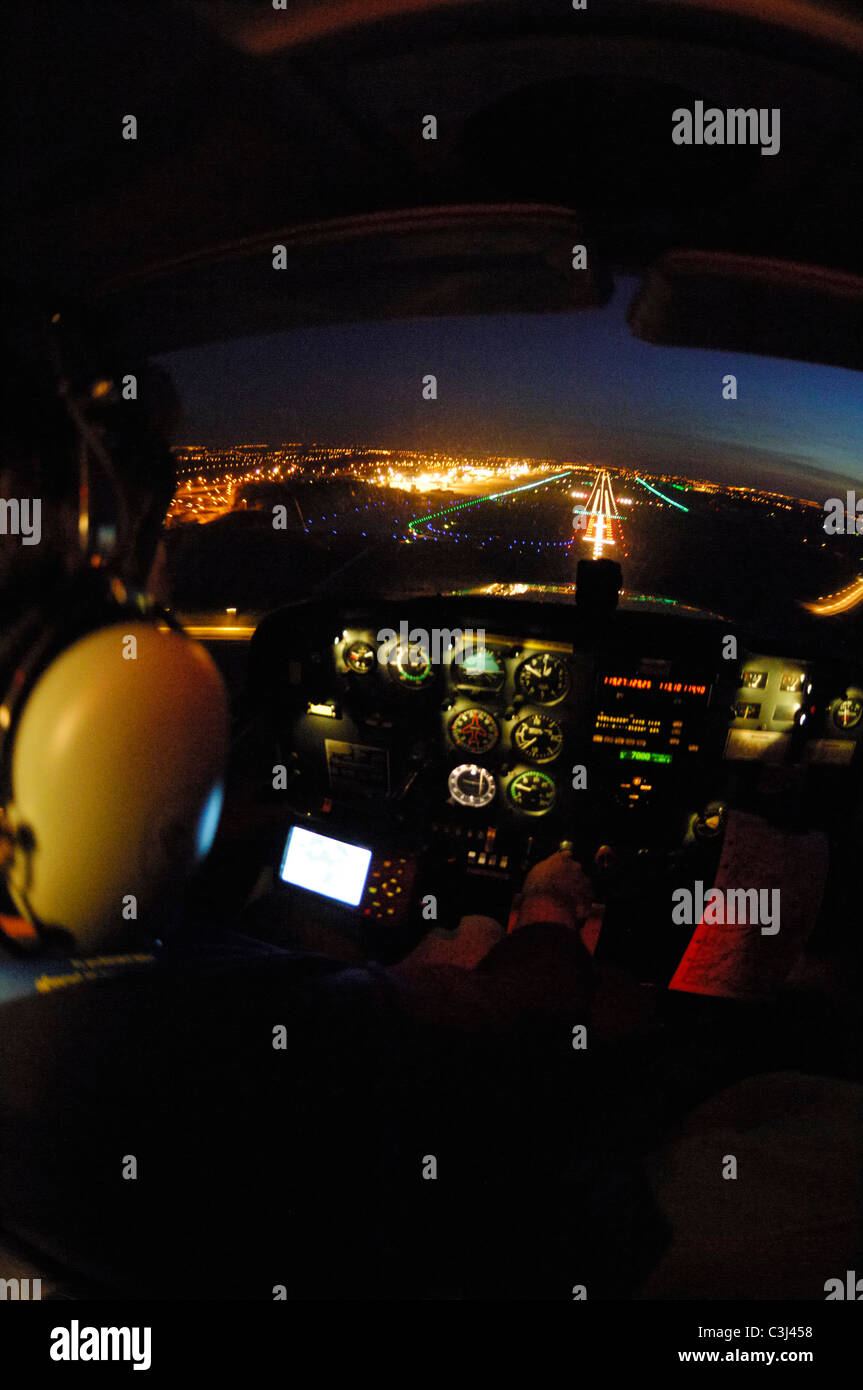 Cessna 172 cockpit hi-res stock photography and images - Alamy