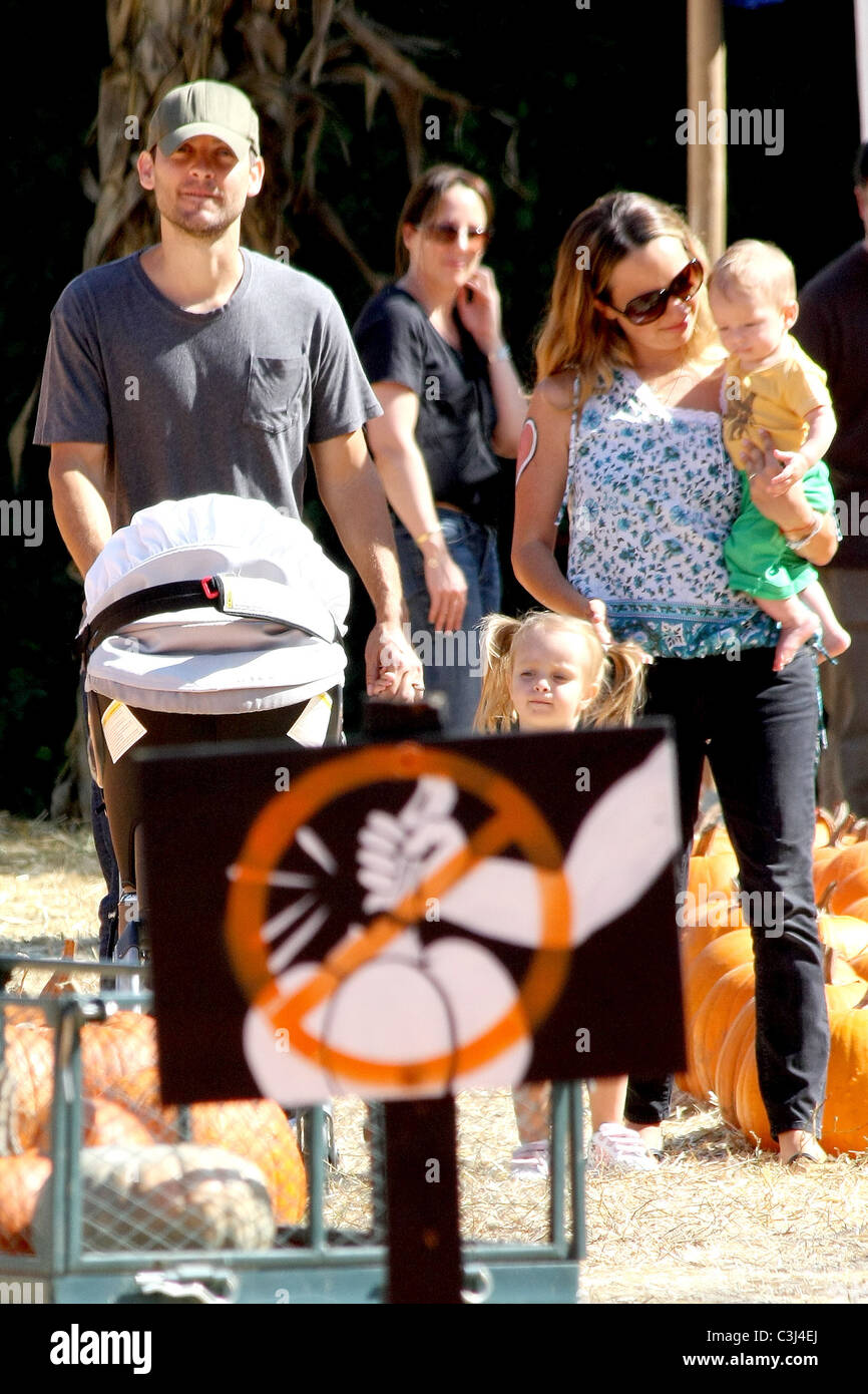 Tobey Maguire, Ruby Maguire, Jennifer Meyer and Otis Maguire Tobey ...