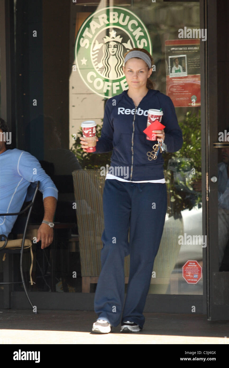 House' star Jennifer Morrison, wearing no makeup, picks up coffee from ...