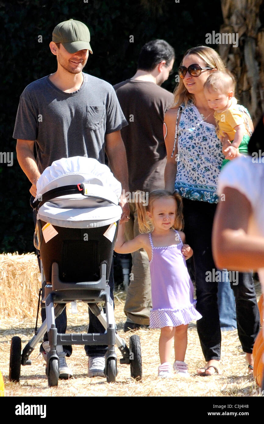 Tobey Maguire, Ruby Maguire, Jennifer Meyer and Otis Maguire Tobey ...