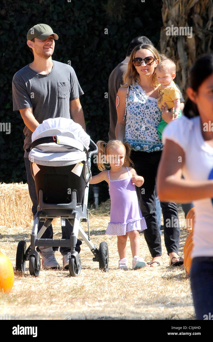 Tobey Maguire, Ruby Maguire, Jennifer Meyer and Otis Maguire Tobey ...