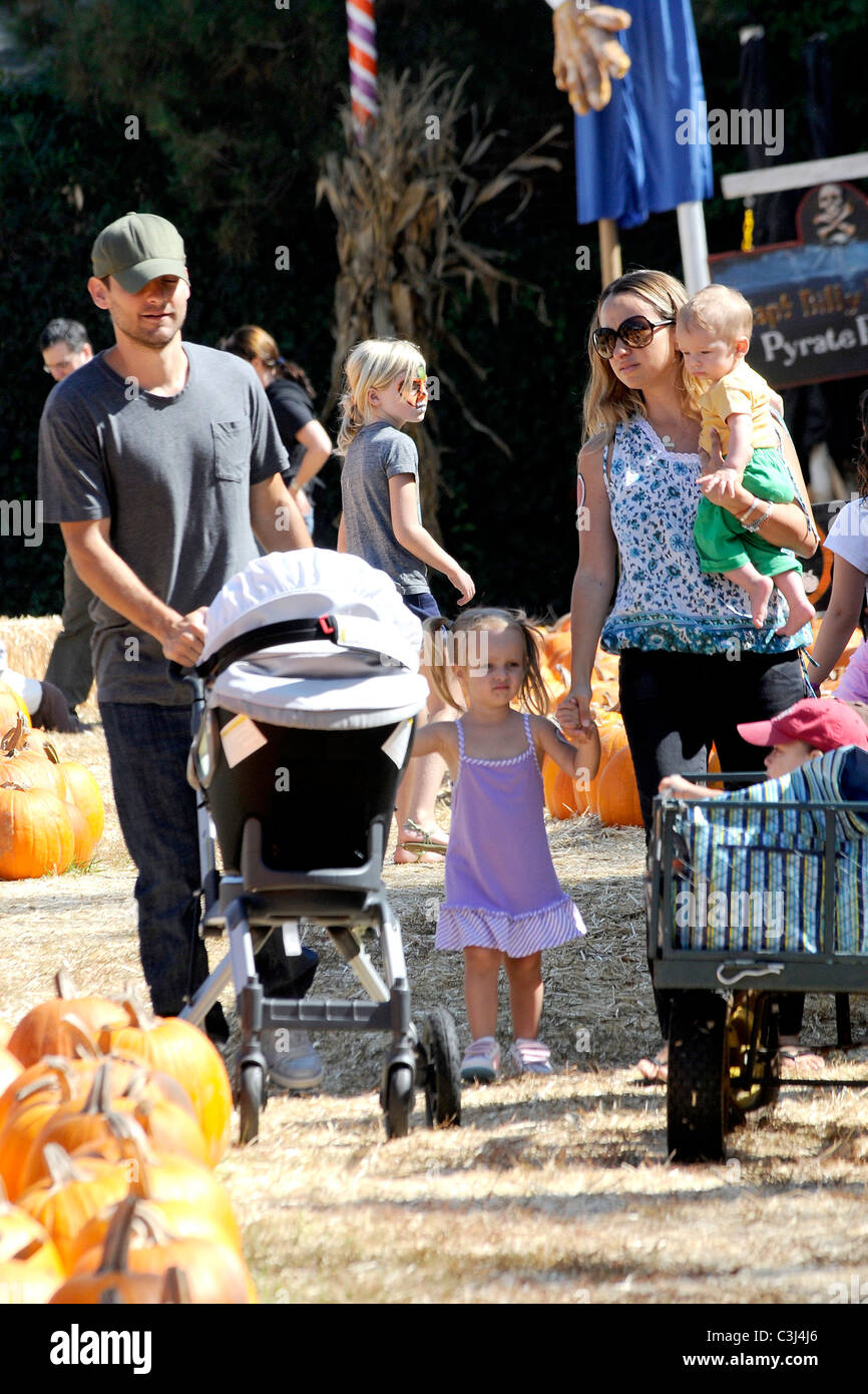 Tobey Maguire, Ruby Maguire, Jennifer Meyer and Otis Maguire Tobey ...
