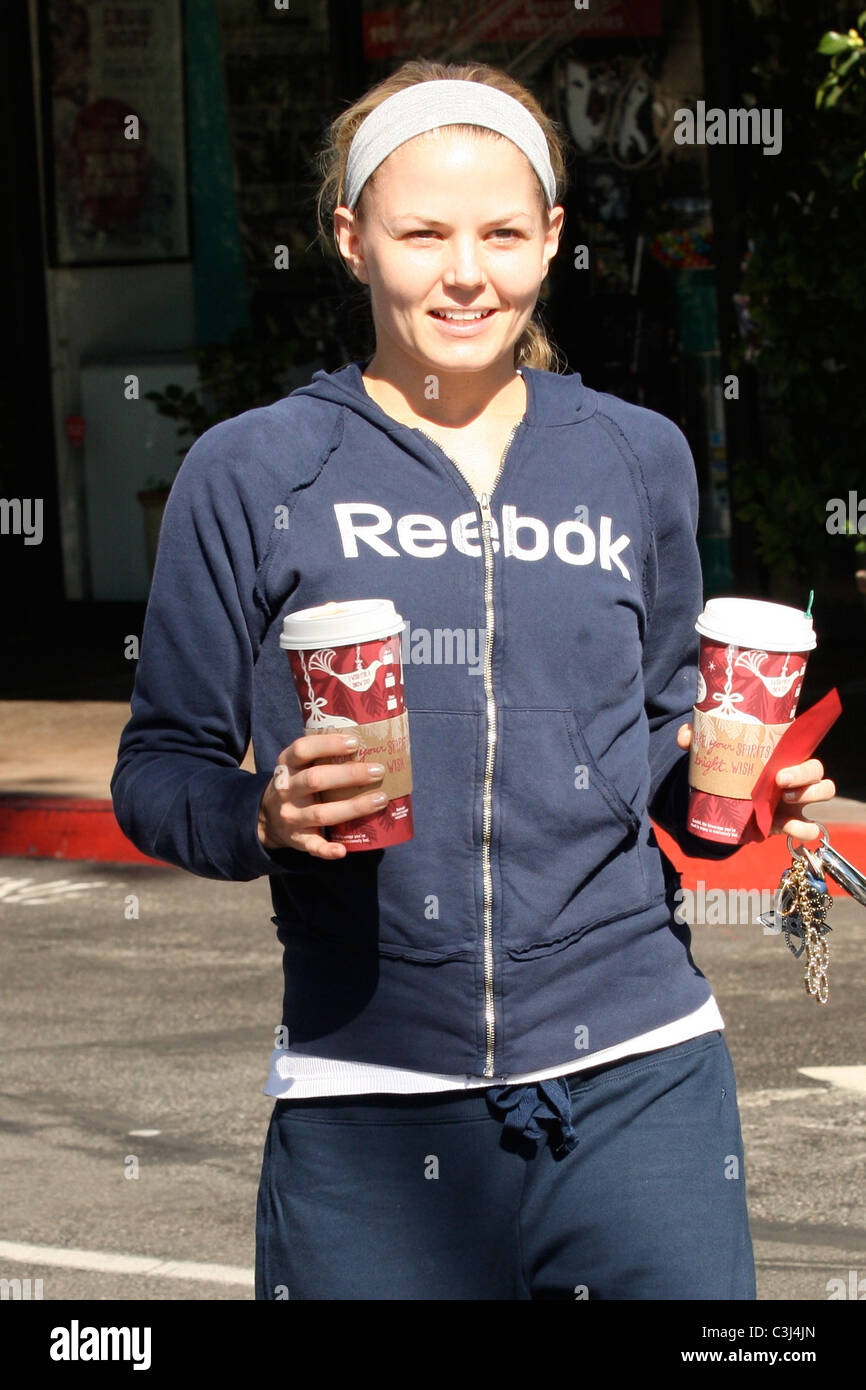 House' star Jennifer Morrison, wearing no makeup, picks up coffee from ...