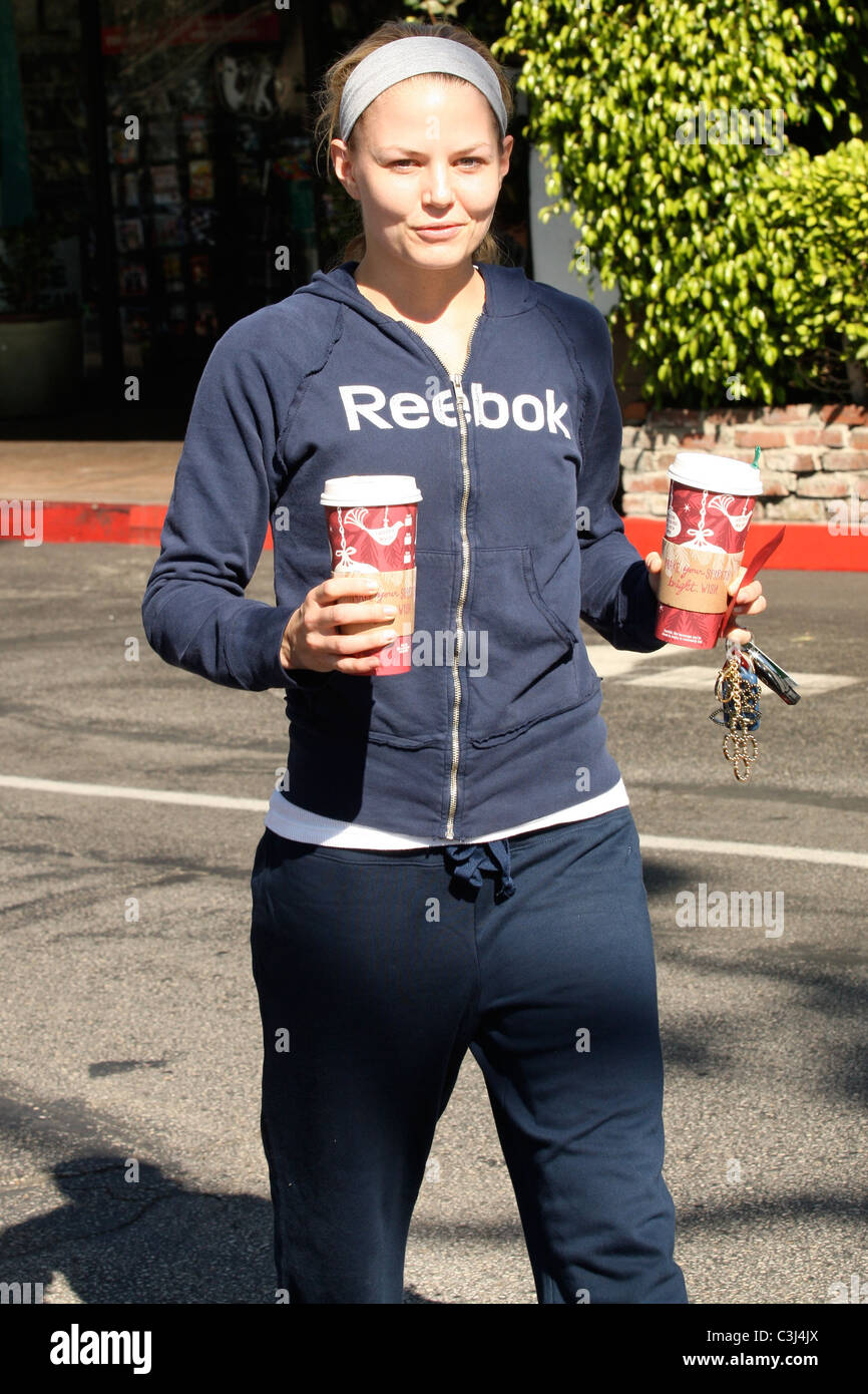 House' star Jennifer Morrison, wearing no makeup, picks up coffee from ...