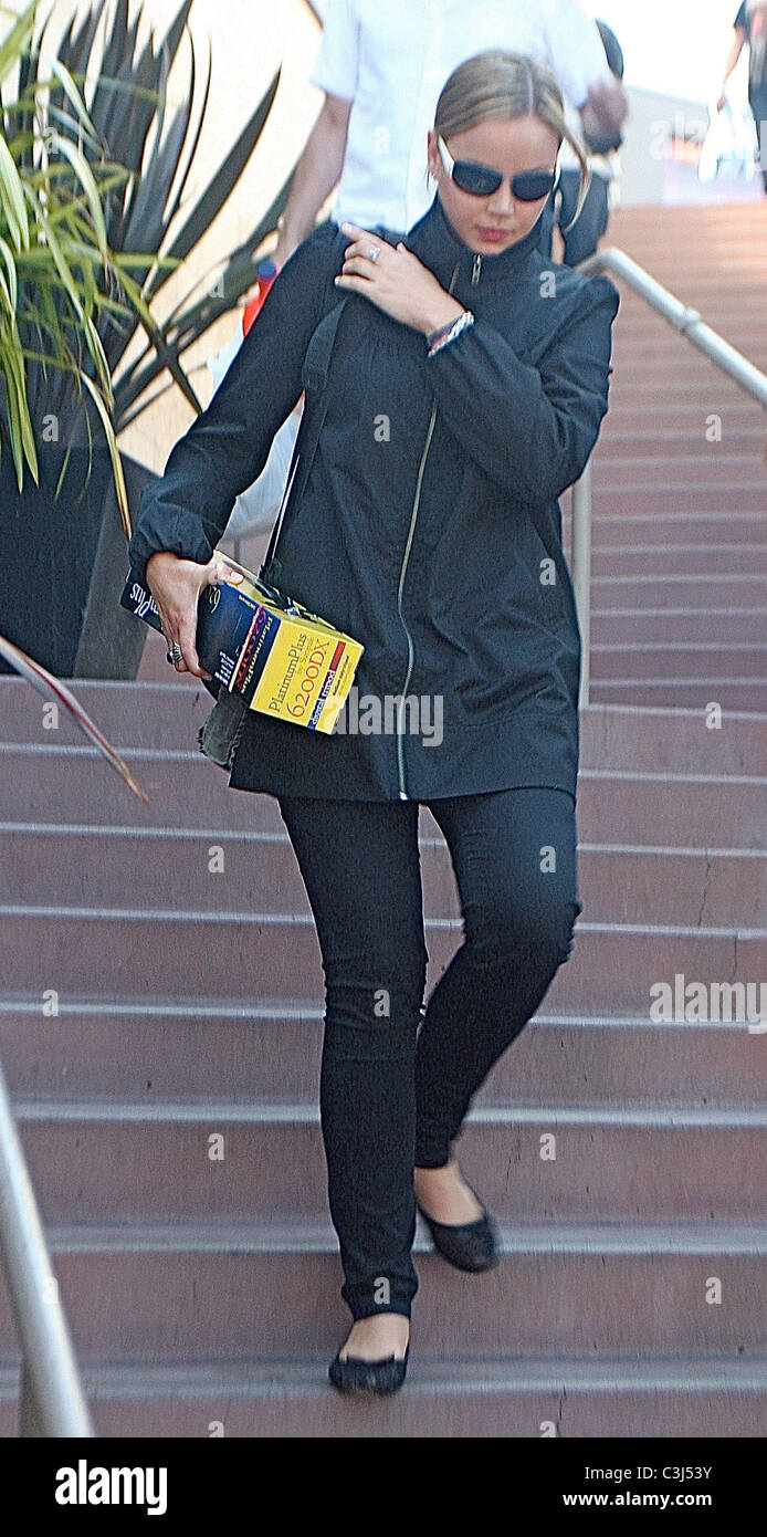 Abbie Cornish leaving a store after buying camera equipment West ...