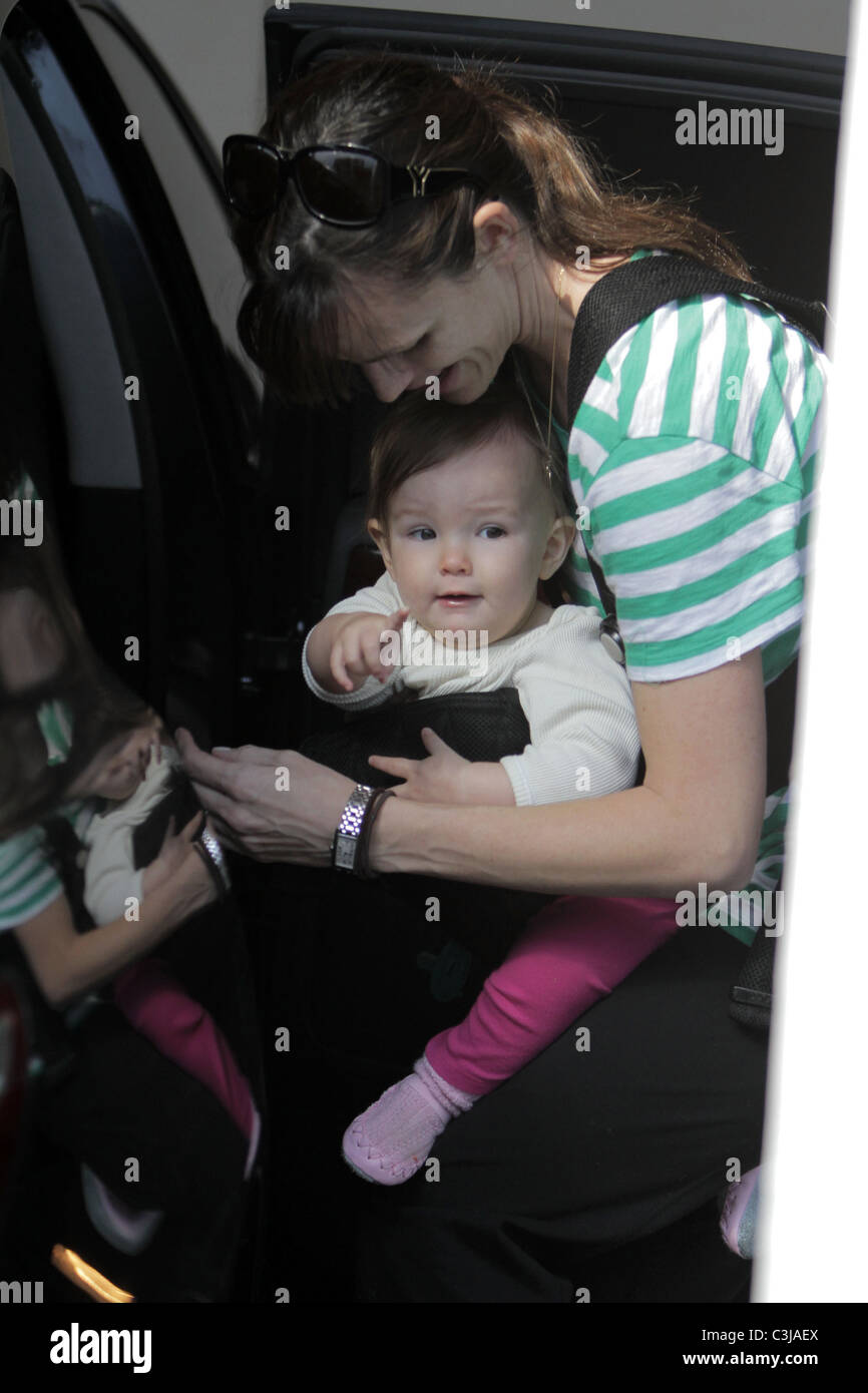 Jennifer Garner Arrives to pick up her daughter from nursery school ...