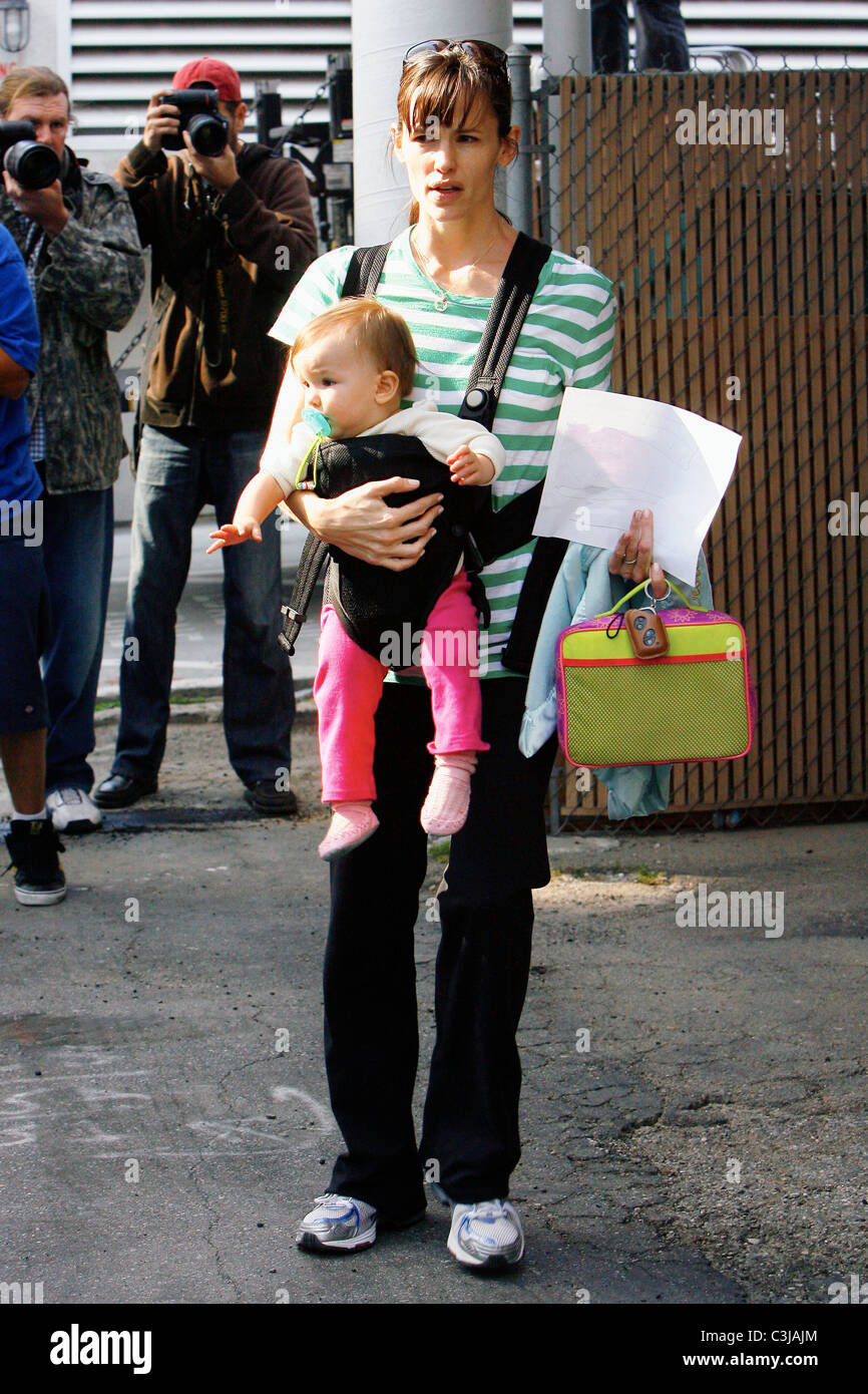 Jennifer Garner Arrives to pick up her daughter from nursery school ...