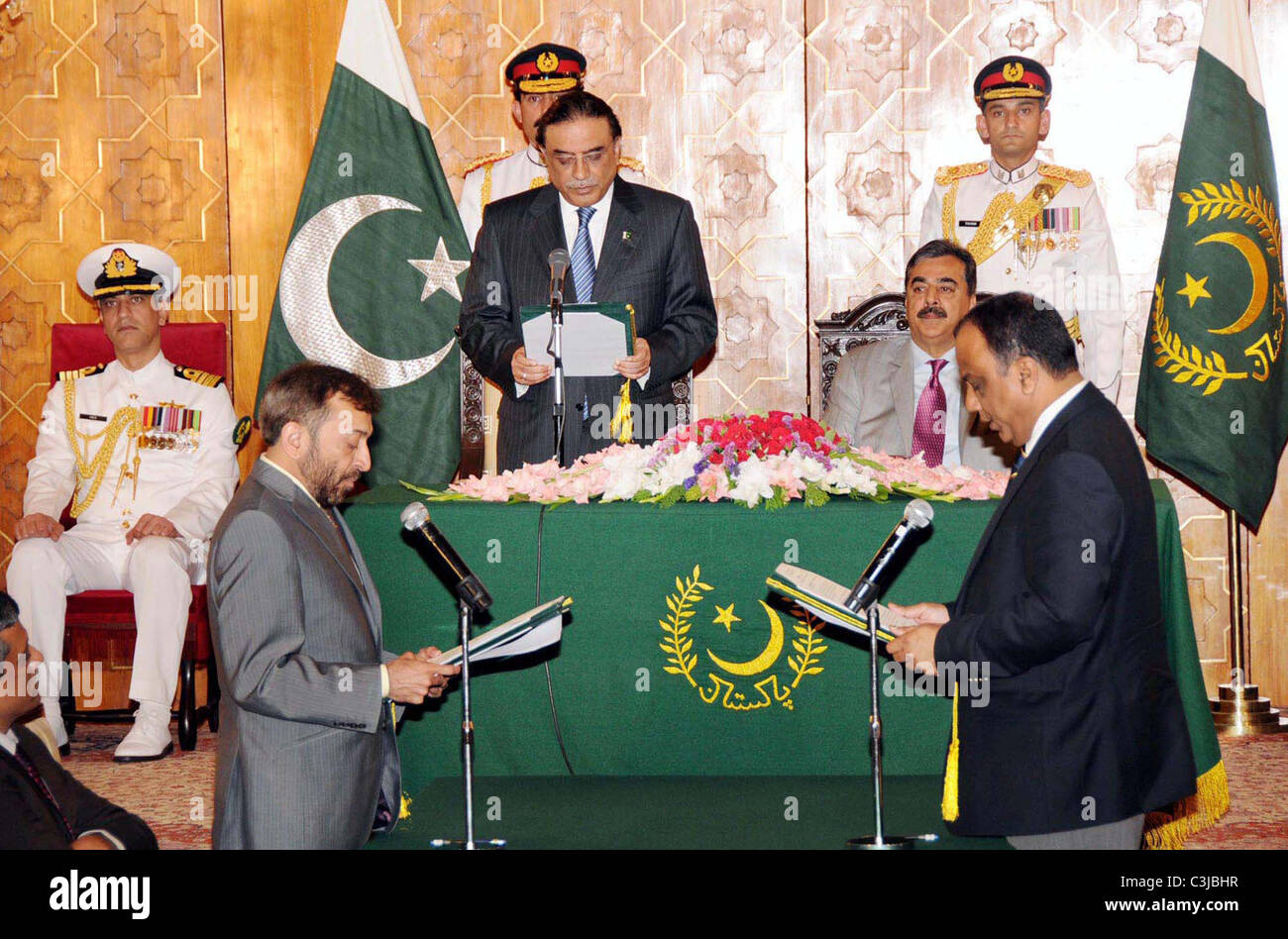 President, Asif Ali Zardari administers oath of Dr. Farooq Sattar and ...